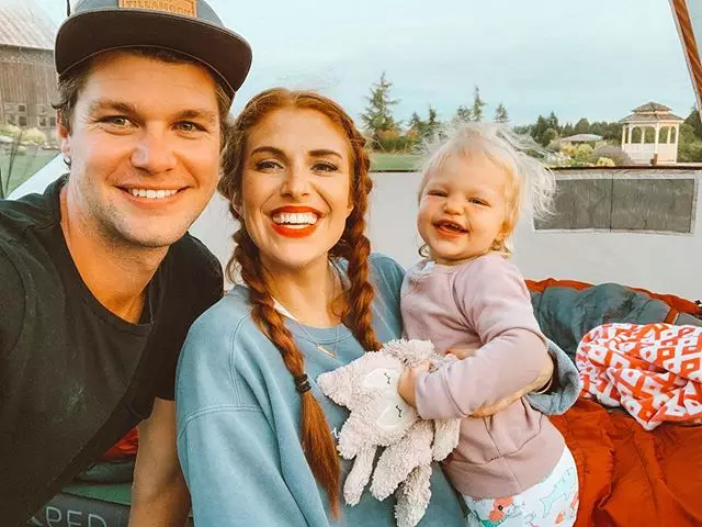 Audrey ve Jeremy Roloff, Kızı Ember Ünlülerle Oğullarının Kızlarına Sarılırken