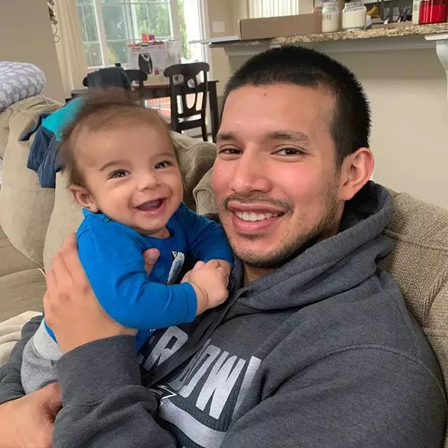 Javi Marroquin e le celebrità del figlio che abbracciano le figlie dei figli