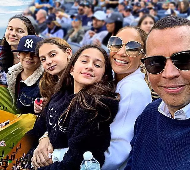 Jennifer Lopez ve Alex Rodriguez, Oğullarının Kızlarına Sarılan Çocukları Ünlüleriyle Birlikte