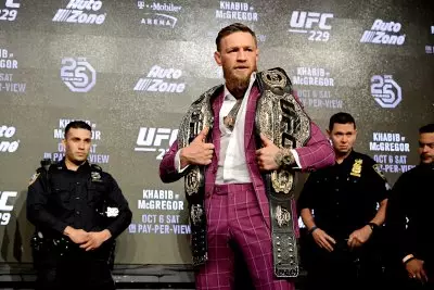 Conor McGregor droen purpurroude bei engem Event