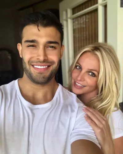 Britney Spears Maké Kaos Bodas Jeung Sam Asghari