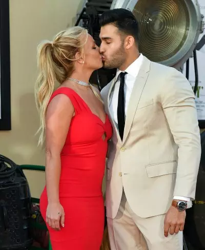 Britni Spirs BF Sam Asghari ilə öpüşərkən qırmızı paltar geyinir