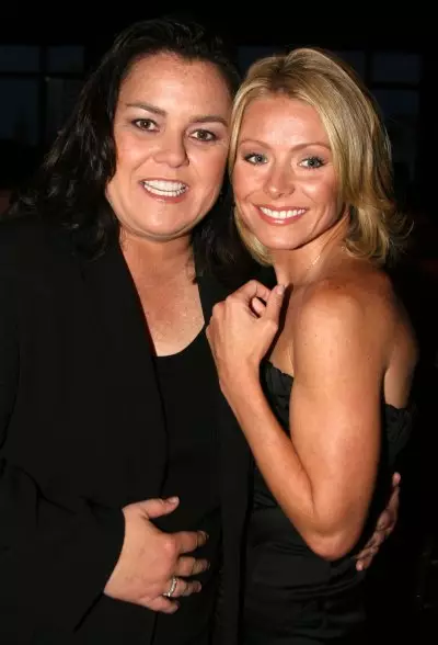 rosie o'donnell dengan kelly ripa memakai serba hitam