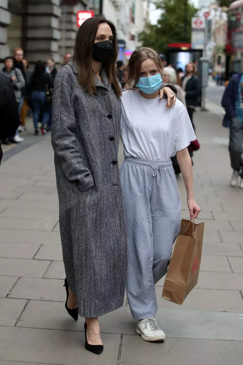 Angelina Jolie et sa fille Vivienne font du shopping à Londres : photos