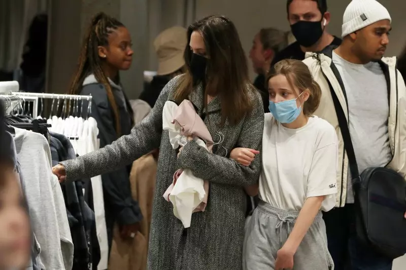 Angelina Jolie et sa fille Vivienne font du shopping à Londres : photos