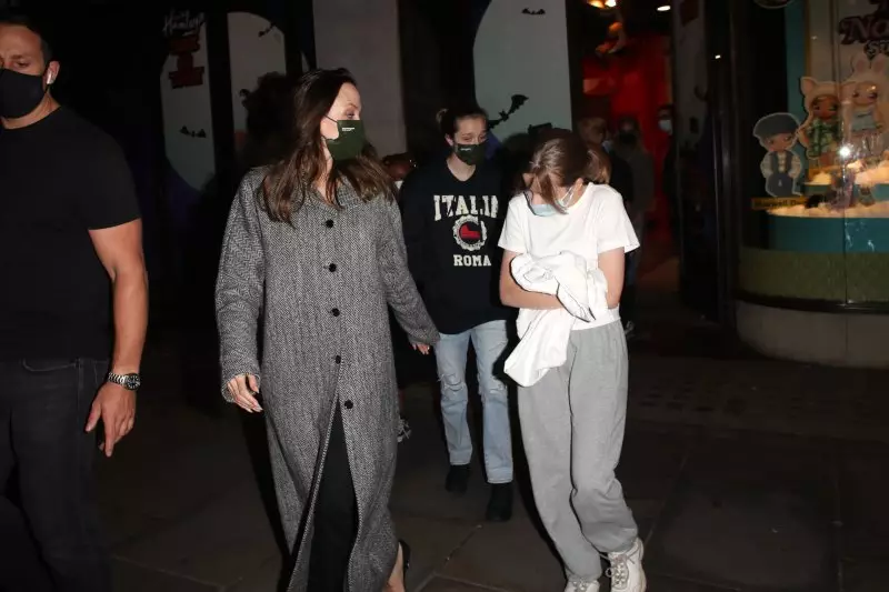 Angelina Jolie et sa fille Vivienne font du shopping à Londres : photos