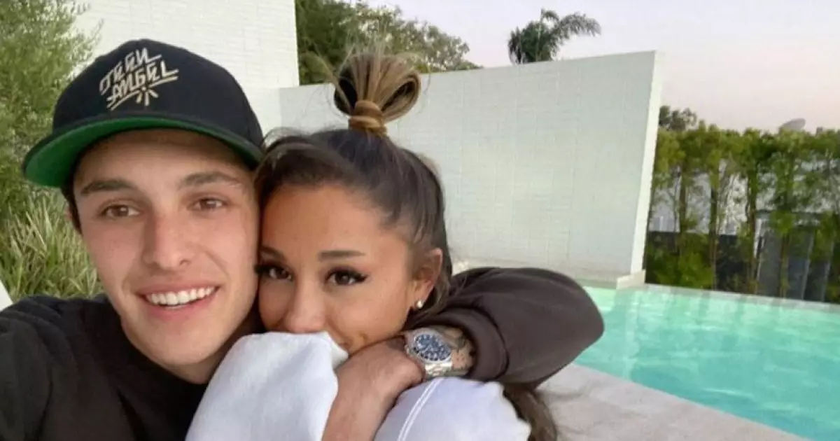 Tau paub Ariana Grande tus Fiance Dalton Gomez