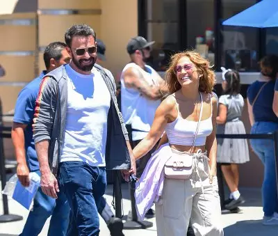 EKSKLUZIVNO: Jennifer Lopez in Ben Affleck uživata v vožnjah v Universal Studios v Hollywoodu, Kalifornija.