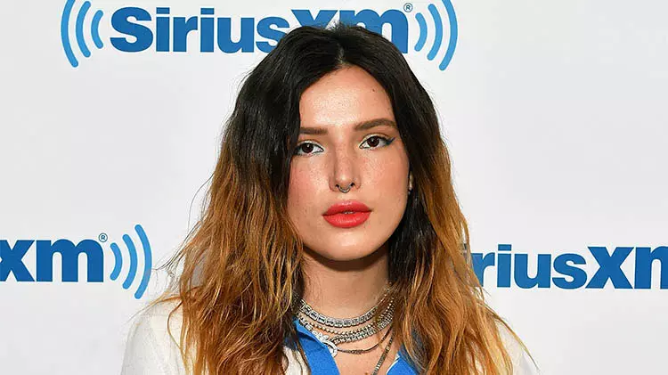 UBella Thorne Udalula I-Hacker, Wavuza Ezakhe Izithombe Enqunu: 'Isinqumo Sami Manje'