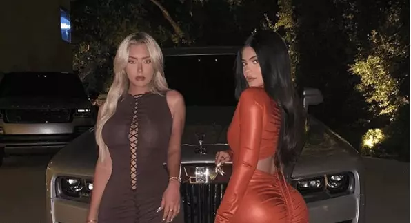 Kylie Jenner Roasts Infuencer as Ag insint do Bestie Stassie a Bikini a Scriosadh Grianghraf: 'Fág a Méine Tiubh' Aonair!