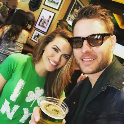 Justin Hartley ag caitheamh spéaclaí le Chrishell Stause