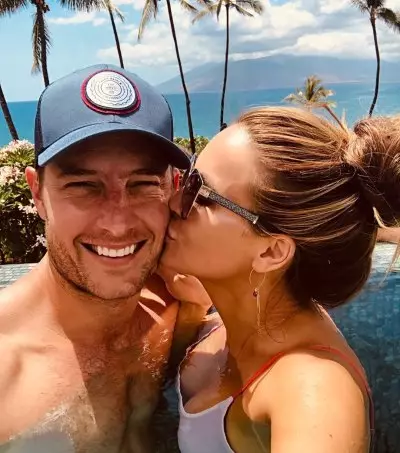 Chrishell Stause ir Justin Harley bučiuojasi baseine