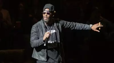 R. Kelly يؤدي في قاعة حفلات باس