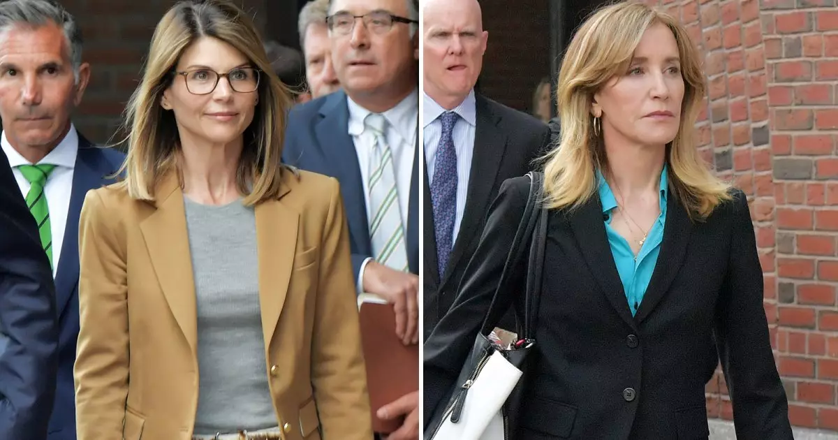 E ikhethang: Lori Loughlin le Felicity Huffman ba 'Freaking Out' Moahloli o tla ba Beha "Ka mor'a Lits'oants'o"