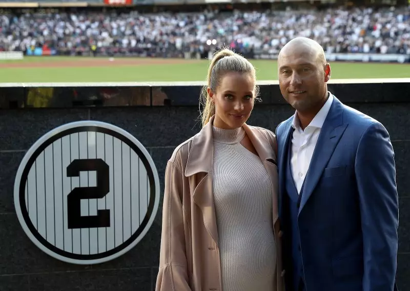 Derek Jeter en swiere frou Hannah by Yankee Stadium