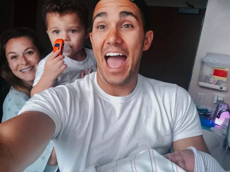 Alexa PenaVega ve Carlos Yeni Doğan Bebeklerini Tutuyor