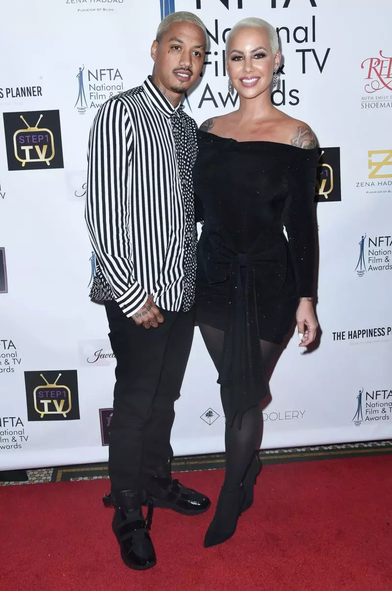 Amber Rose draacht in swarte top mei Andrew Edwards yn Stripes