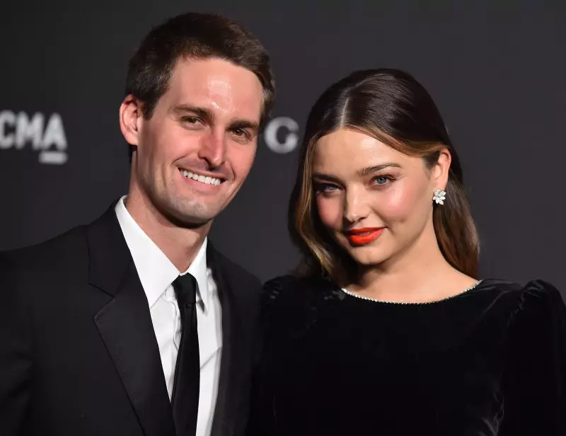 Evan Spiegel na Miranda Kerr Smile na Black na Kapeeti Uhie