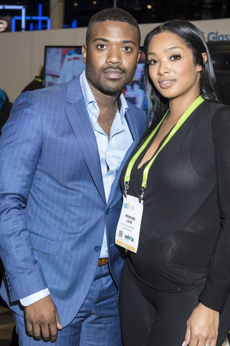 Ray J amb un vestit blau amb la princesa Love