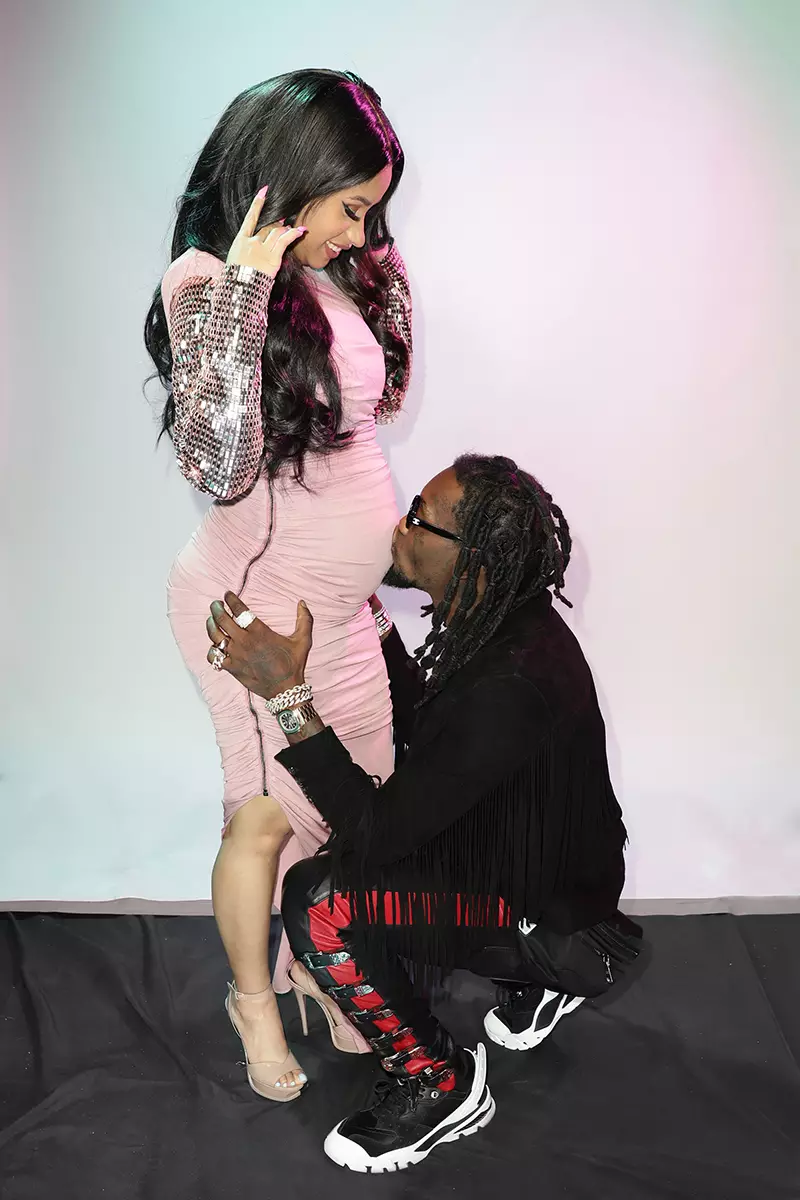 Garis masa perhubungan Cardi B Offset