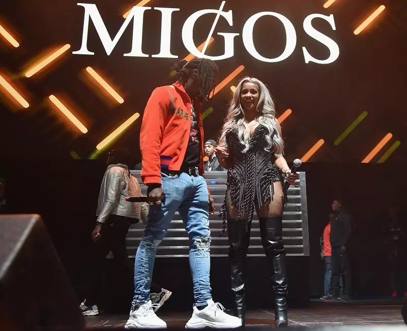 Garis masa perhubungan Cardi B Offset