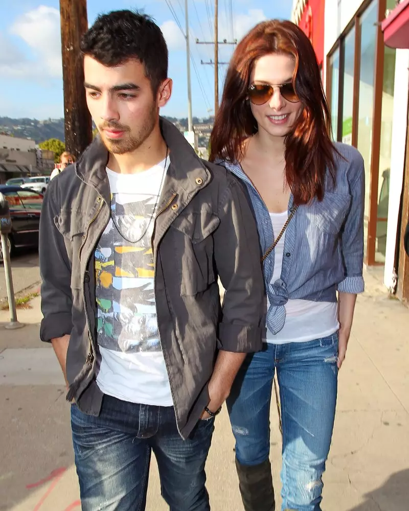 Joe Jonas thiab Ashley Greene tawm thiab hais txog, Los Angeles, America - 24 Feb 2011