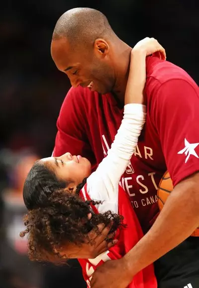 Kobe Bryant in Gianna se objemata Vanessa Bryant počastila moža Kobeja in hčerko Gianno po tragični smrti