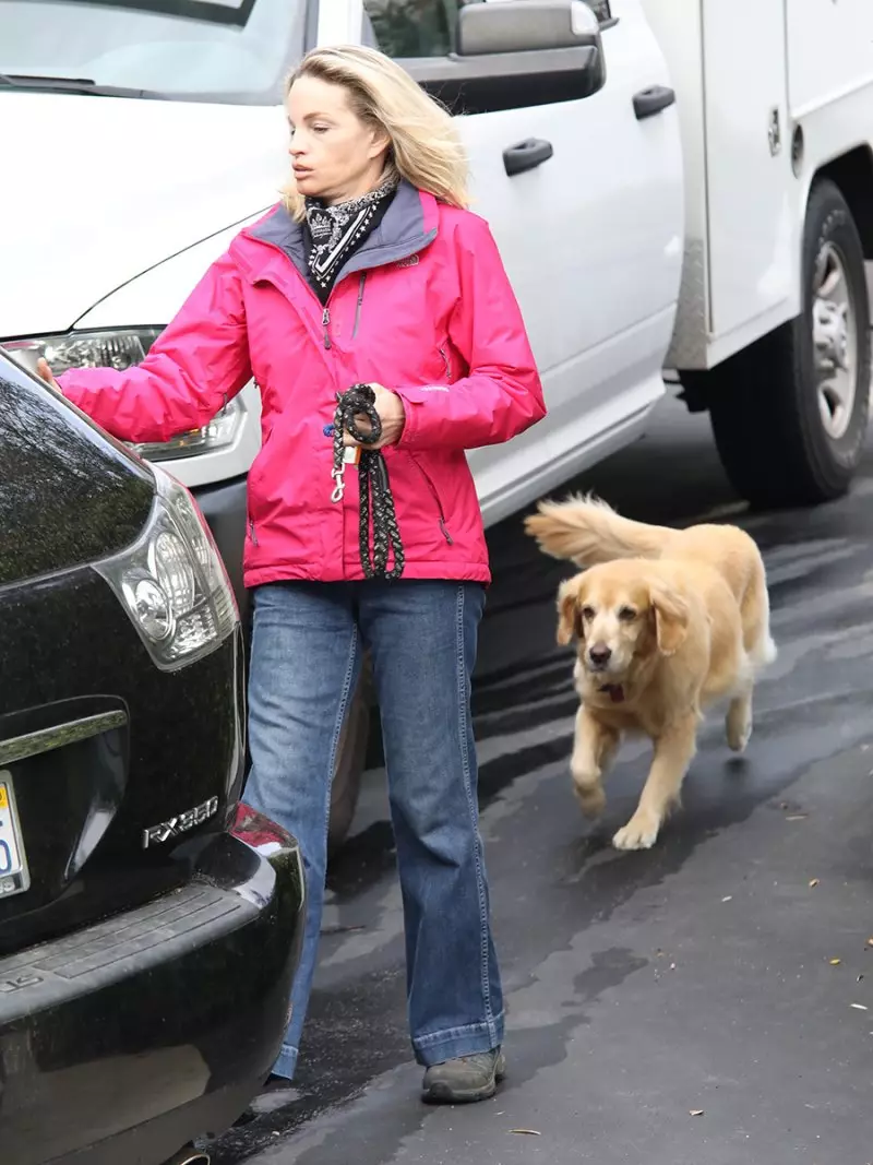 Még a Lori Loughlin otthon családi kutyája is lehangoltnak tűnik, ahogy Dog Walker felkapta