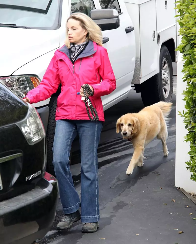 Még a Lori Loughlin otthon családi kutyája is lehangoltnak tűnik, ahogy Dog Walker felkapta