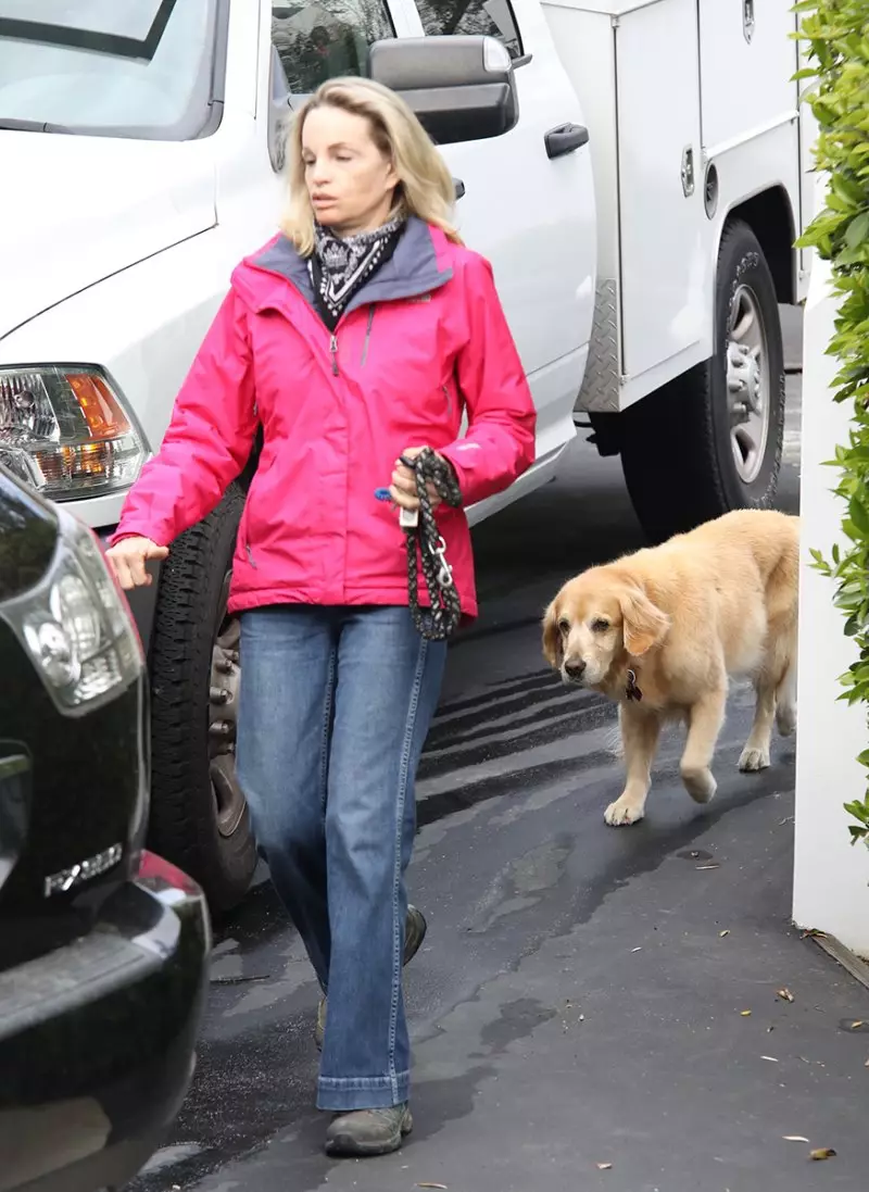 Sels de famyljehûn by Lori Loughlin Home sjocht depressyf as it wurdt oppakt troch Dog Walker