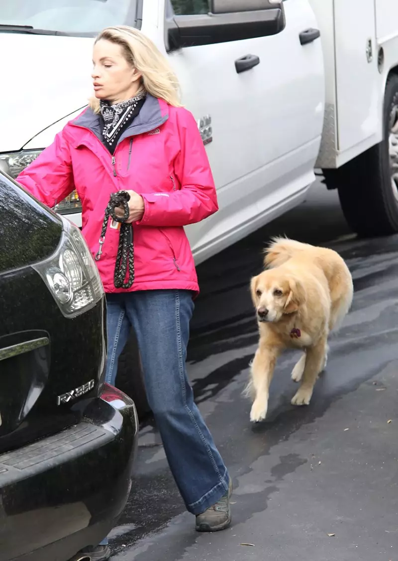 Sels de famyljehûn by Lori Loughlin Home sjocht depressyf as it wurdt oppakt troch Dog Walker