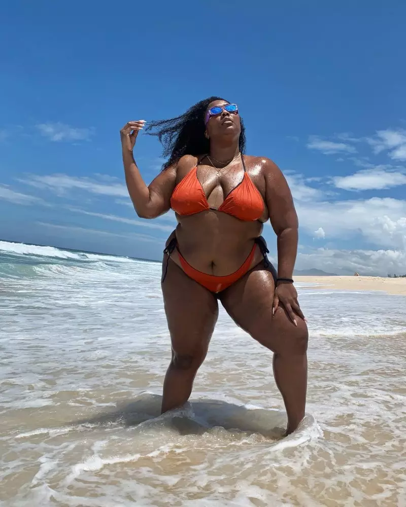 Lizzo Yog ~ 100 feem pua ~ Tus Bikini Babe! Saib Tus Neeg Hu Nkauj Cov Duab Swimsuit Tshaj Lij Tshaj Xyoo Xyoo