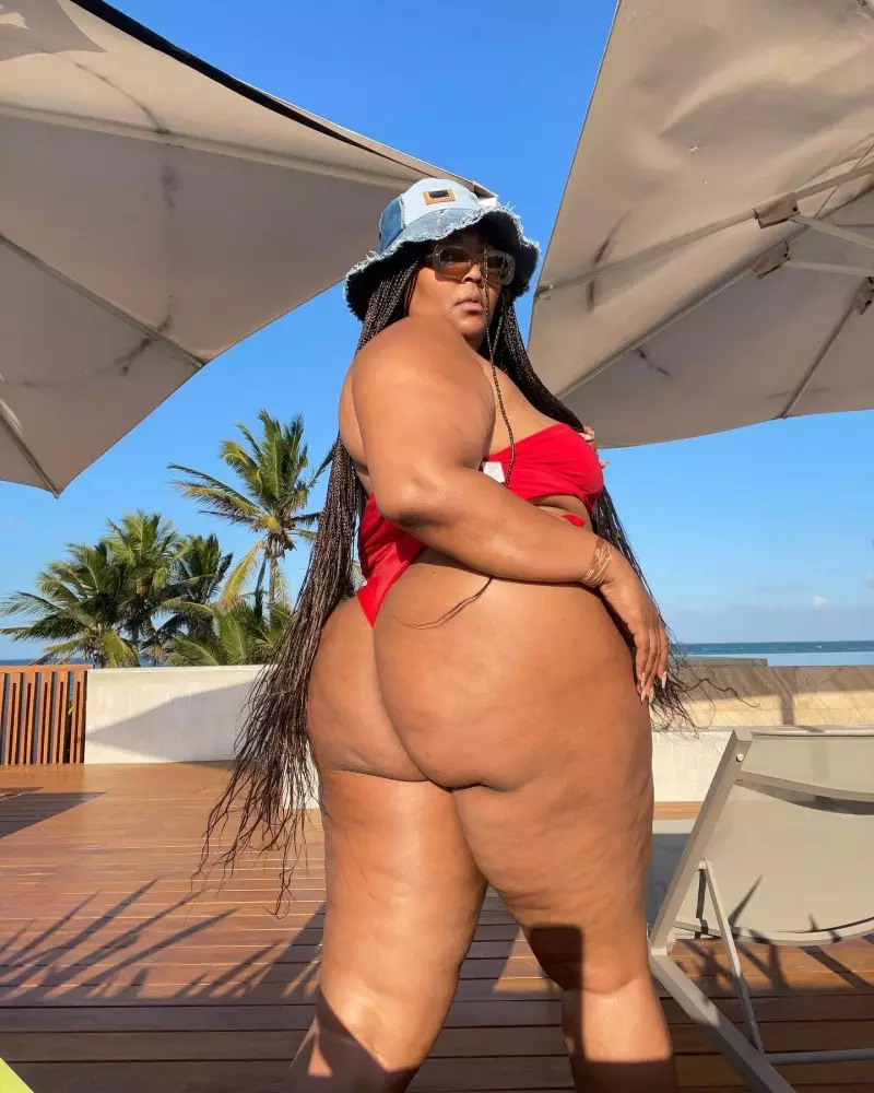 Lizzo គឺ ~ 100 ភាគរយ ~ ប៊ីគីនី Babe! មើលរូបថតឈុតហែលទឹកដ៏ពេញនិយមបំផុតរបស់តារាចម្រៀងក្នុងរយៈពេលជាច្រើនឆ្នាំ