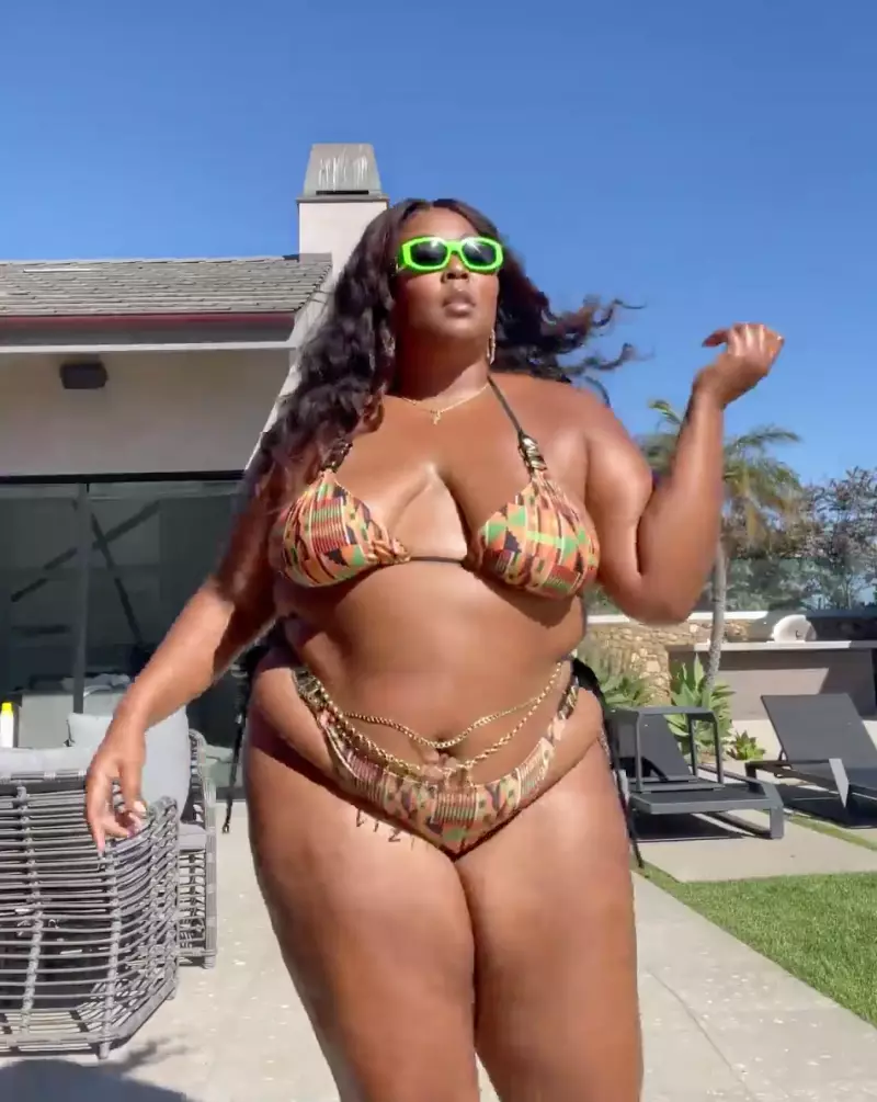 Lizzo is ~ 100 prosint ~ Dat Bikini Babe! Sjoch de heulste swimpakfoto's fan 'e sjonger troch de jierren