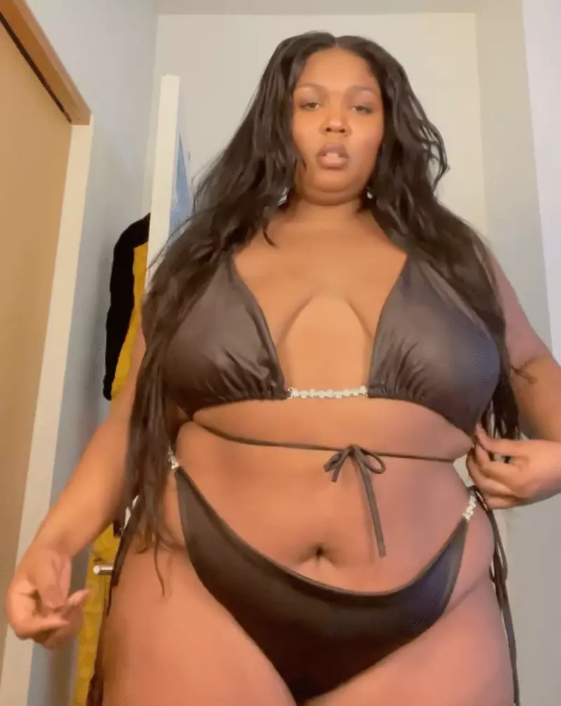 Lizzo គឺ ~ 100 ភាគរយ ~ ប៊ីគីនី Babe! មើលរូបថតឈុតហែលទឹកដ៏ពេញនិយមបំផុតរបស់តារាចម្រៀងក្នុងរយៈពេលជាច្រើនឆ្នាំ