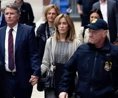 Lori Loughlin Ħbieb Felicity Huffman Plea Deal