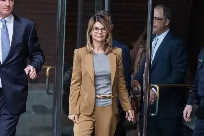 lori loughlin che arriva a corte