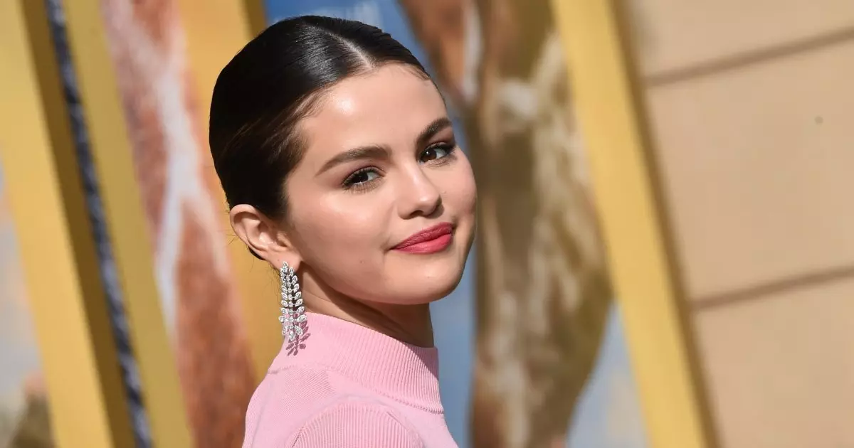 D'Selena Gomez erënnert un 'Net Feeling Pretty' Amid mental Health Struggles