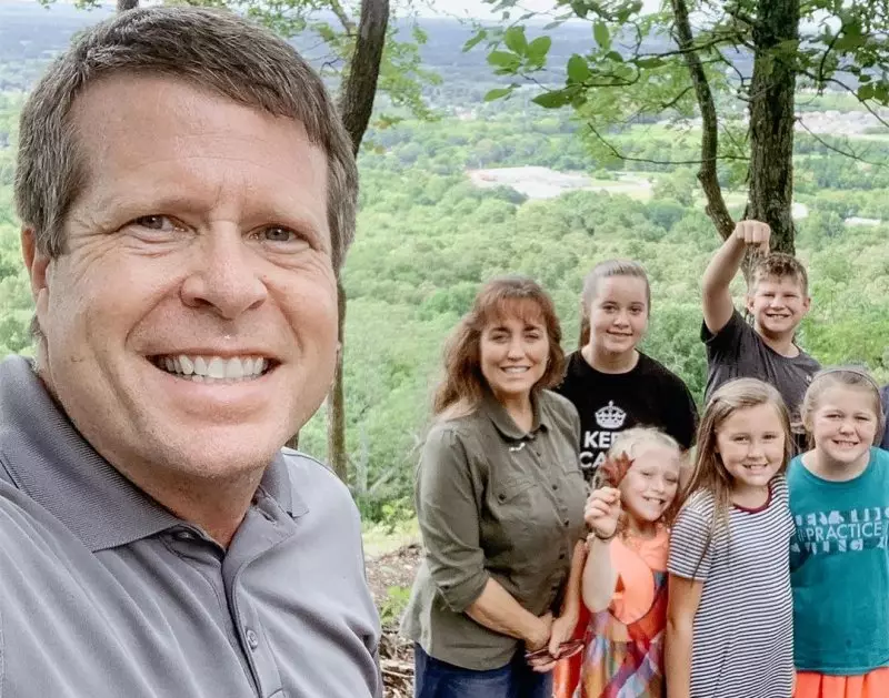 Ο Jim Bob Duggar βγάζει selfie με τη γυναίκα και τα παιδιά στο παρασκήνιο
