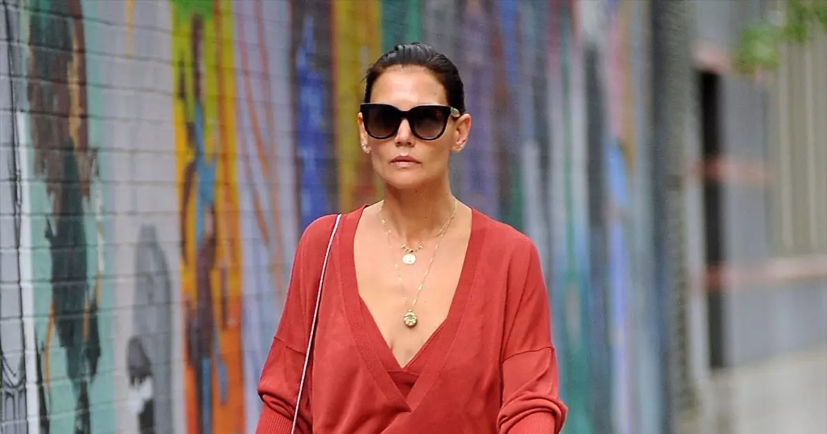 Katie Holmes soineko gorri batekin liluratzen da NYC-n ibiltzean, Jamie Foxx zatitu ostean