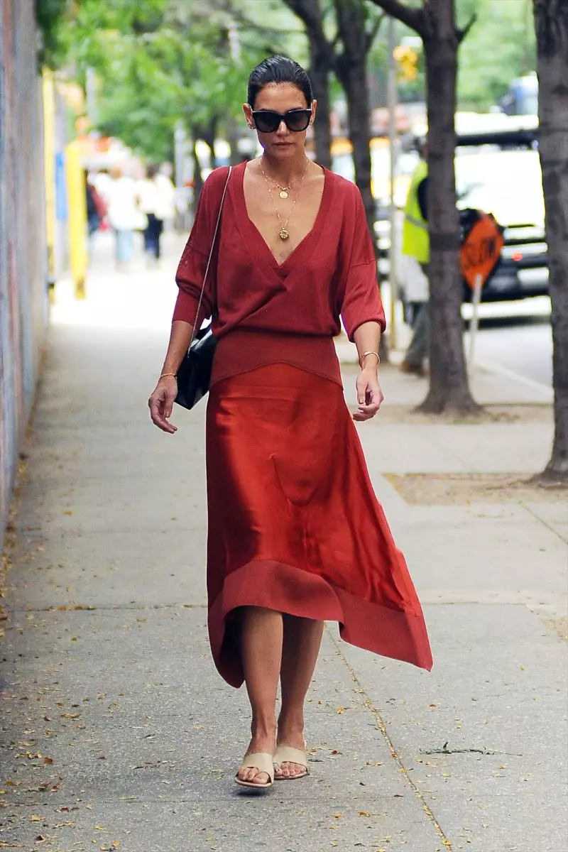 Katie Holmes porte une robe rouge en se promenant à New York avec des lunettes de soleil