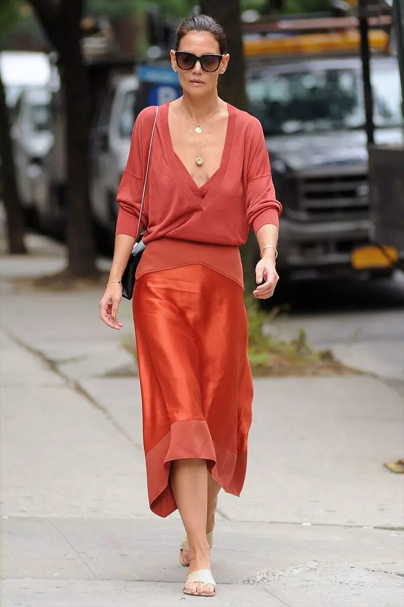 Katie Holmes porte une robe rouge en se promenant à New York avec des lunettes de soleil