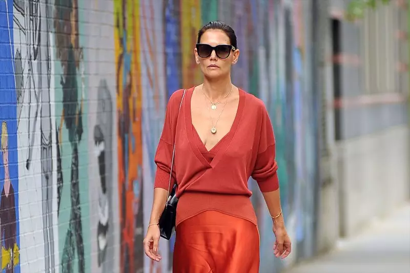 Katie Holmes porte une robe rouge en se promenant à New York avec des lunettes de soleil