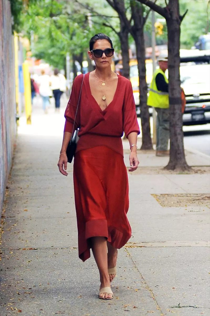 Katie Holmes porte une robe rouge en se promenant à New York avec des lunettes de soleil