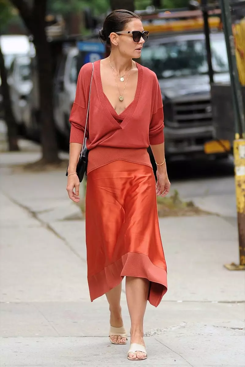 Katie Holmes porte une robe rouge en se promenant à New York avec des lunettes de soleil