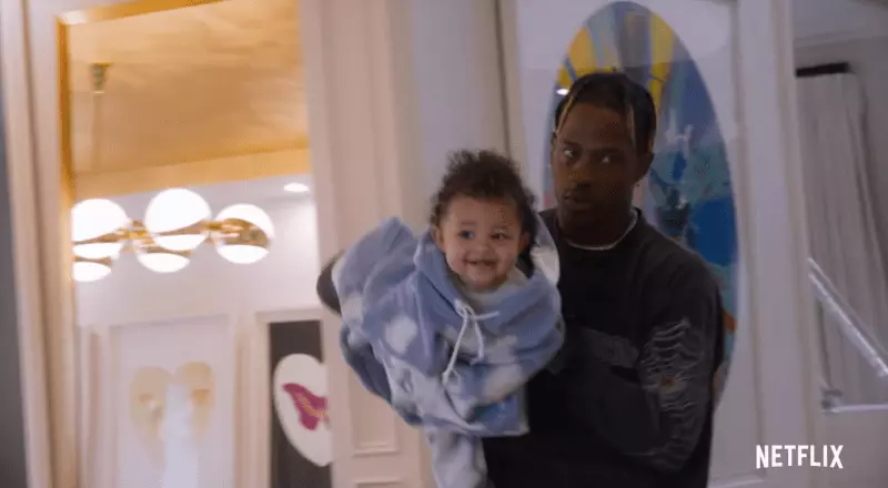 Travis Scott Eitilt Stormi Cosúil le Eitleán