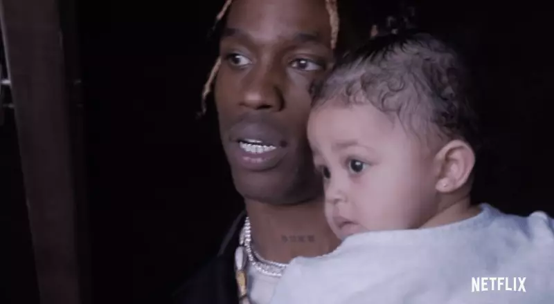 Travis Scott ຖື Stormi Webster ໃນຕົວຢ່າງ Netflix