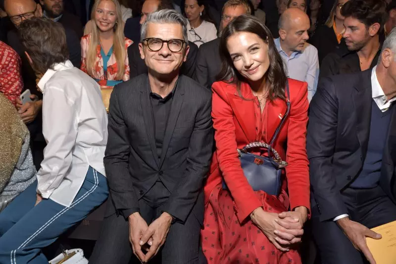 Katie Holmes Mengenakan Gaun Merah Selama Fashion Show