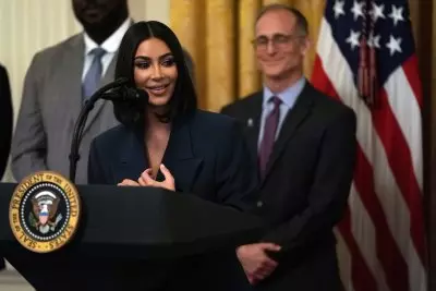 Kim Kardashian e veshur me një kostum në Shtëpinë e Bardhë