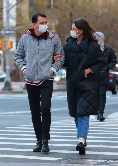 Andando forte! Katie Holmes e il fidanzato Emilio Vitolo fanno una passeggiata romantica a New York